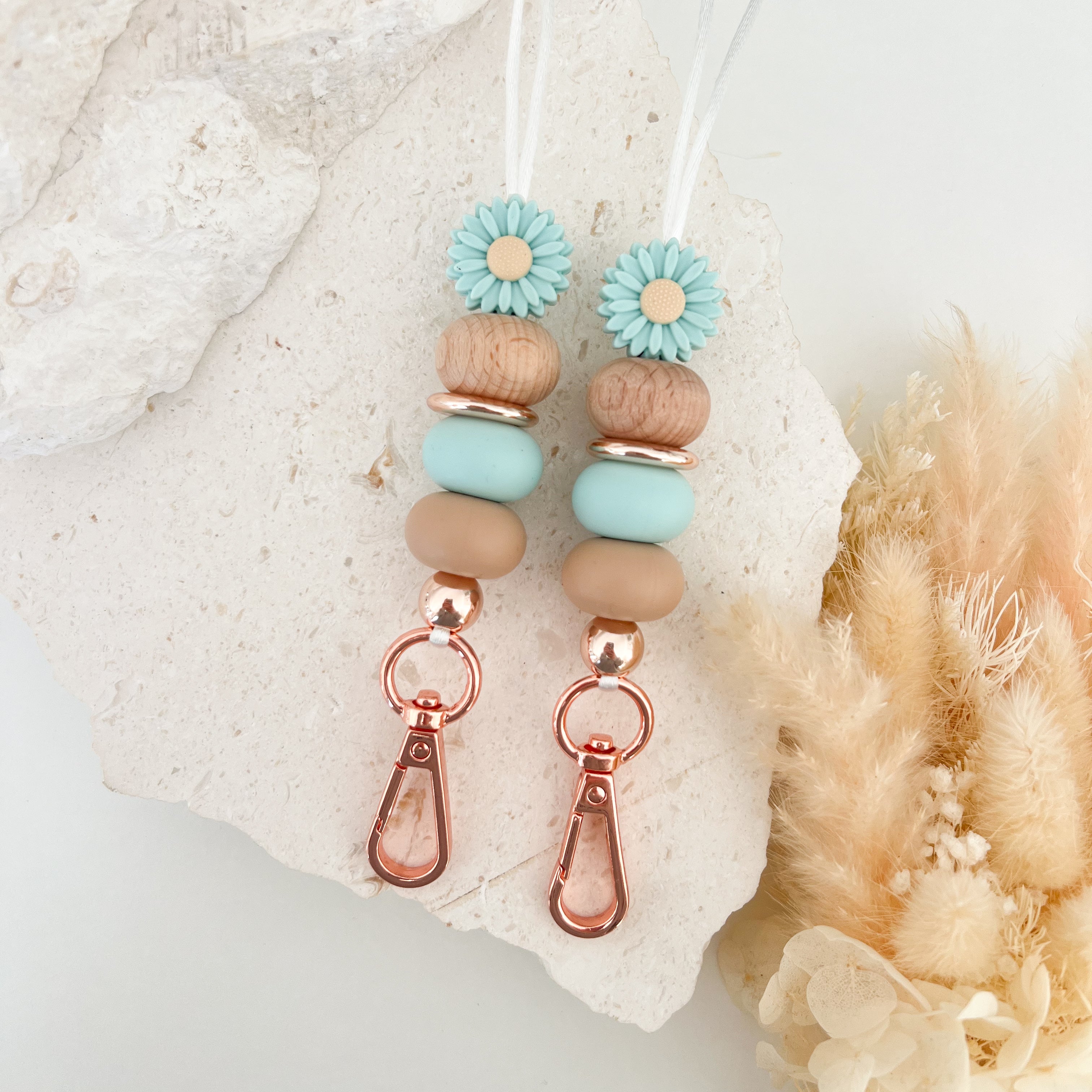 Teal Daisy Beaded Lanyard – Scrunchie Luxe